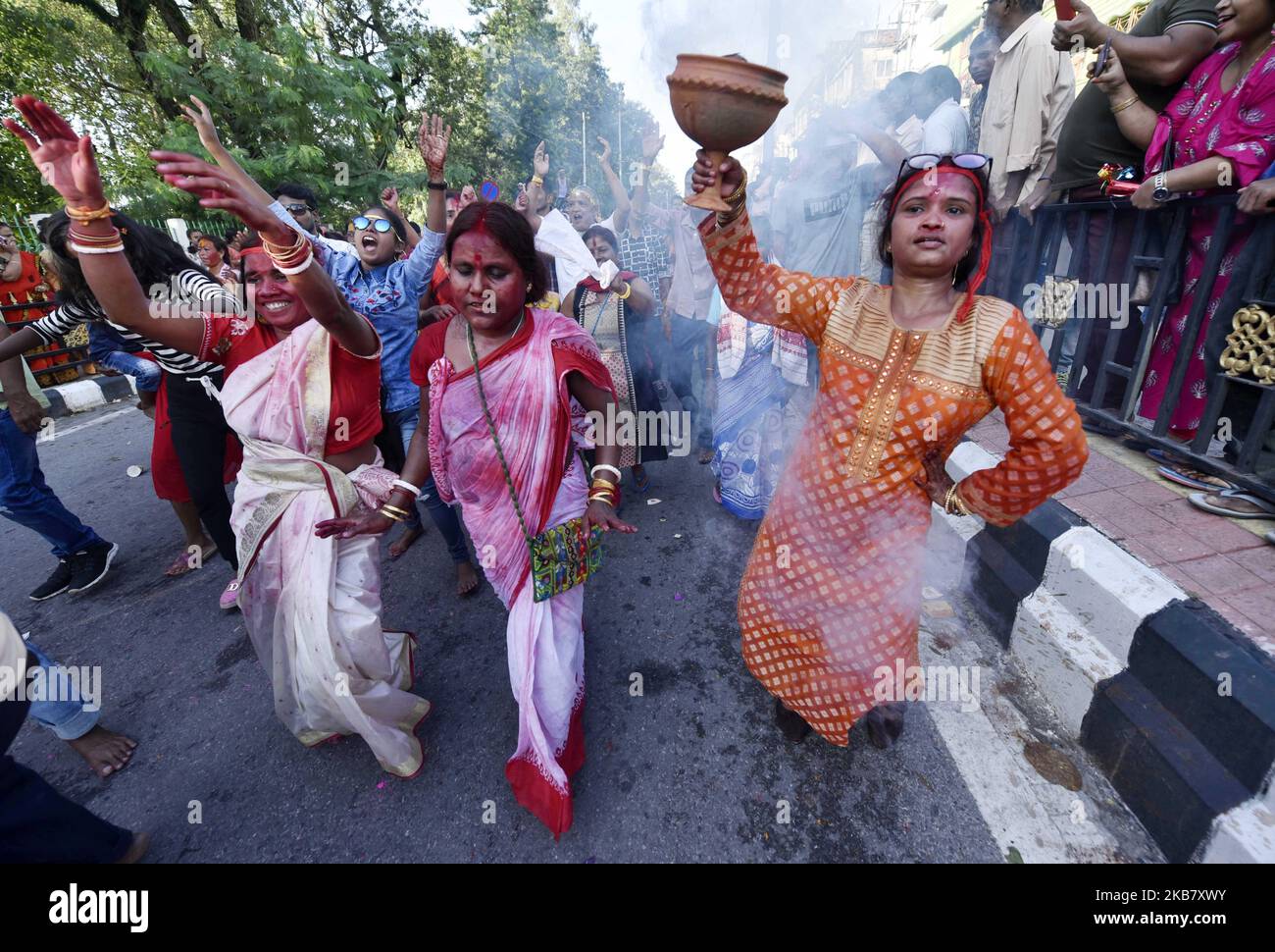 Durga puja dance hi-res stock photography and images - Alamy