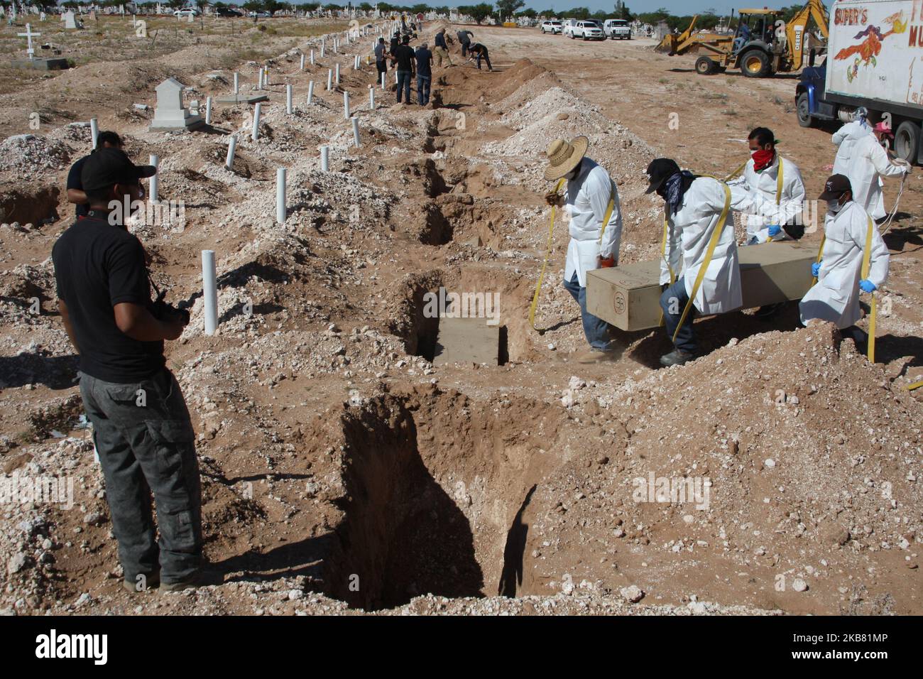 Judicial workers bury an unclaimed corpse in the San Rafael Municipal ...