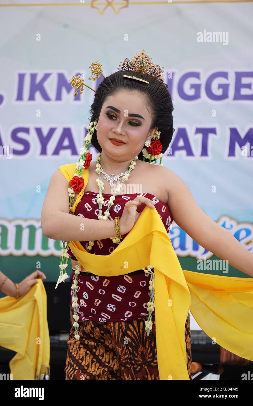 Javanese is Performing indonesian traditional dance Stock Photo - Alamy