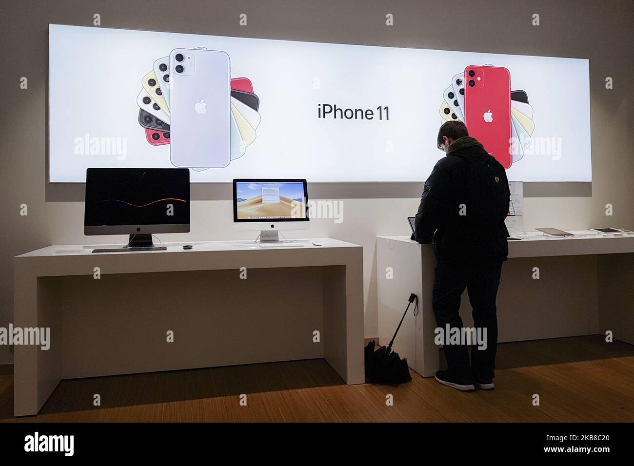 Iphone advertisement apple store shopping hi-res stock photography and ...