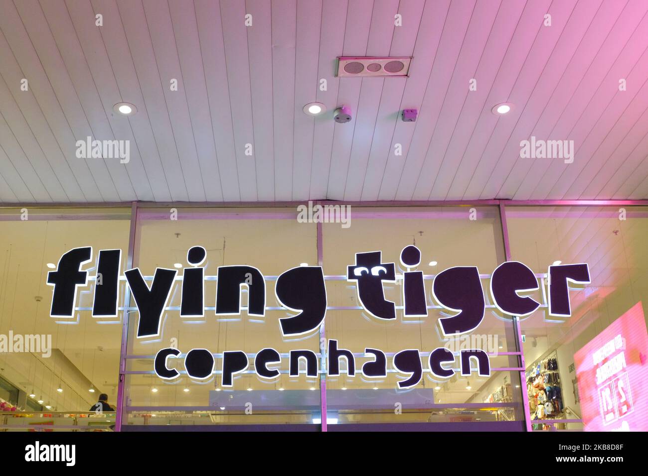 Flying tiger sign hi-res stock photography and images - Alamy