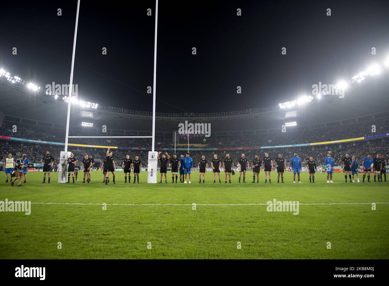New Zealand players celebrate victory and acknowledge the crowd after ...