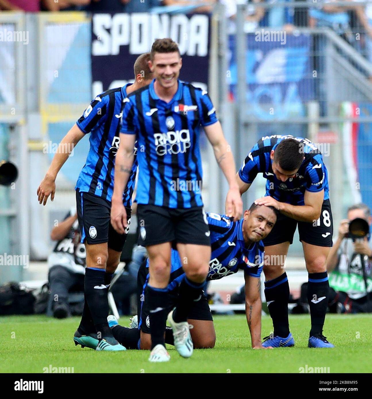 Luis Muriel of Atalanta celebrates with the teammates during the Serie ...