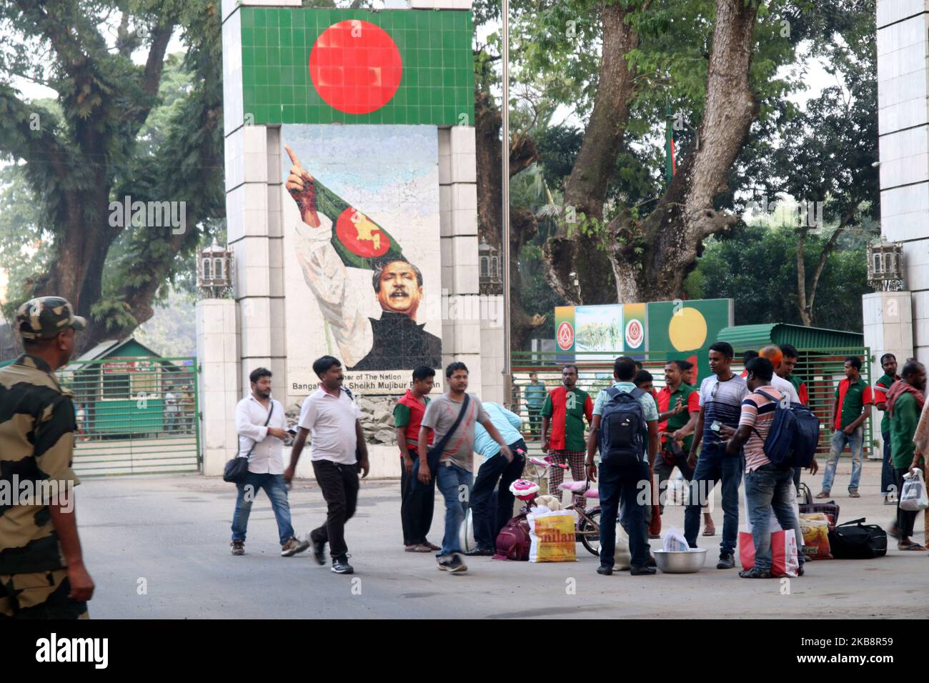 Bangladesh Daily Labors enter the India on 20 October 2019 at the ...