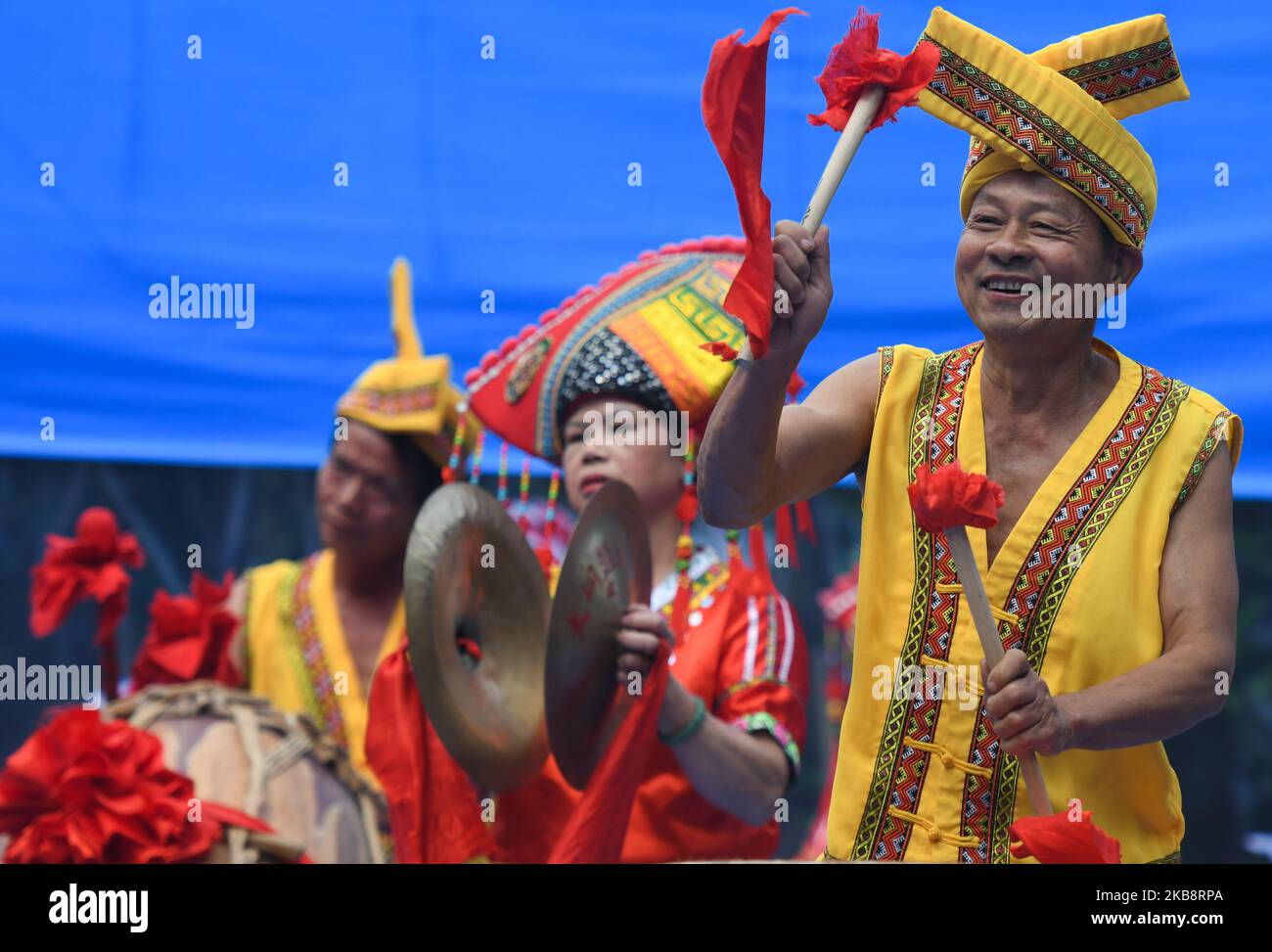 Kra dai speaking hi-res stock photography and images - Alamy