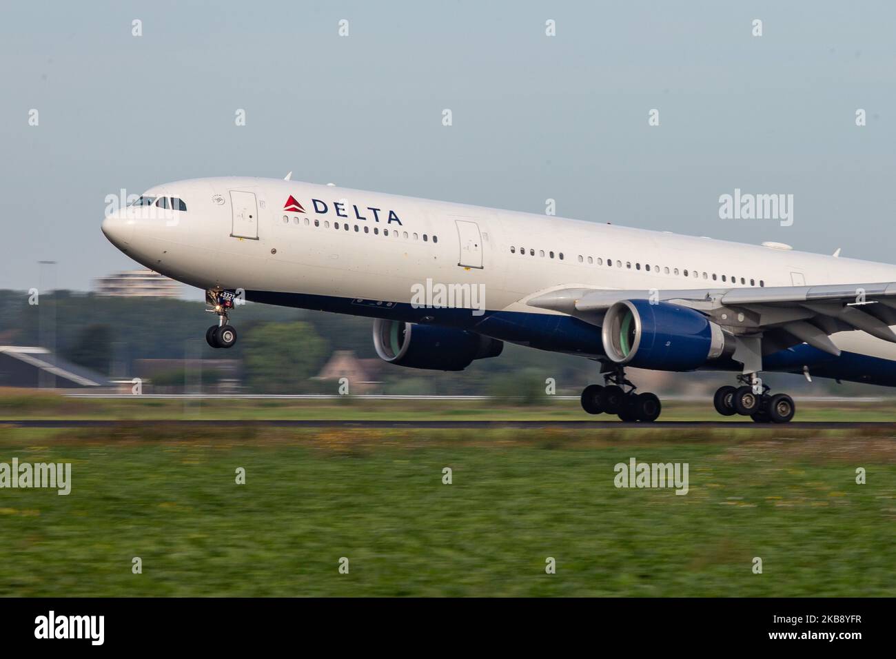 Delta air lines airbus a330 300 hi-res stock photography and images - Alamy