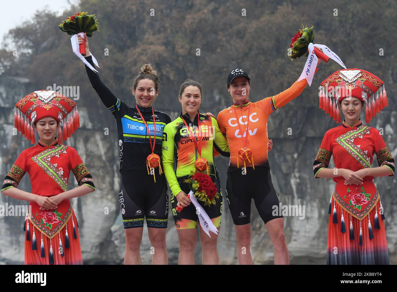 (L-R) Alice Jackson (Team Tibco-SVB), Chloe Hosking (Ale Cipollini) and ...