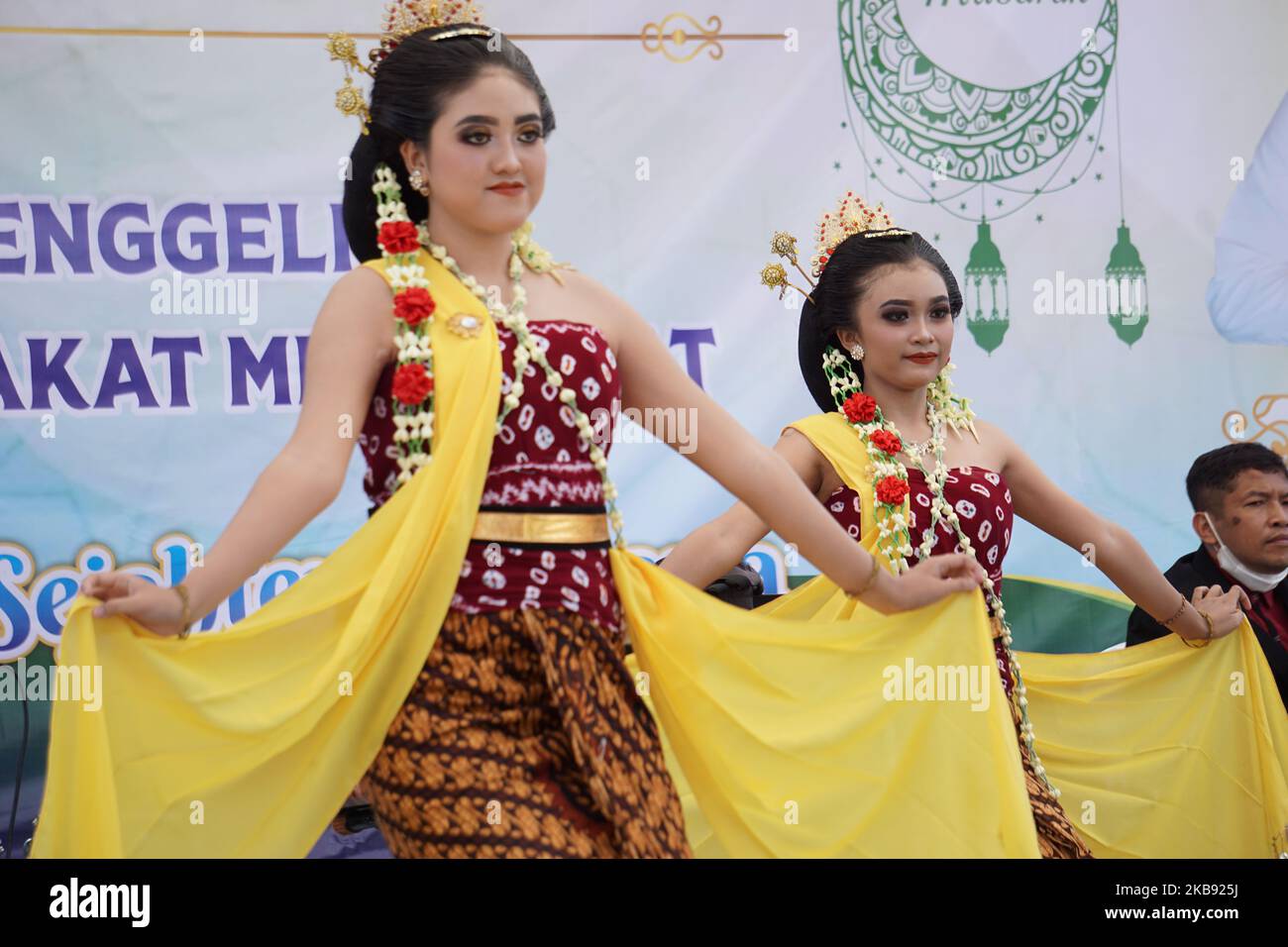 Javanese is Performing indonesian traditional dance Stock Photo - Alamy