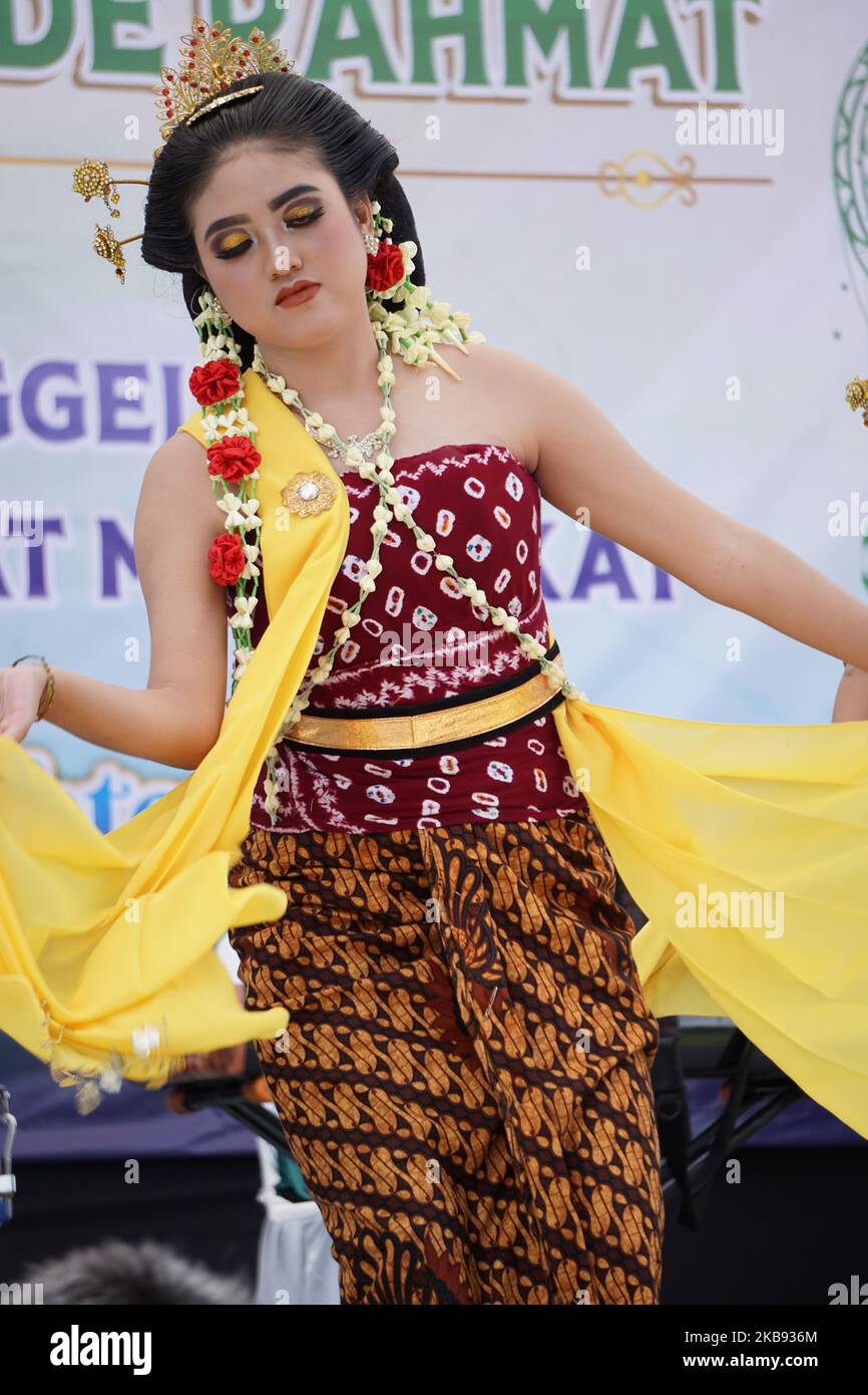 Javanese is Performing indonesian traditional dance Stock Photo - Alamy