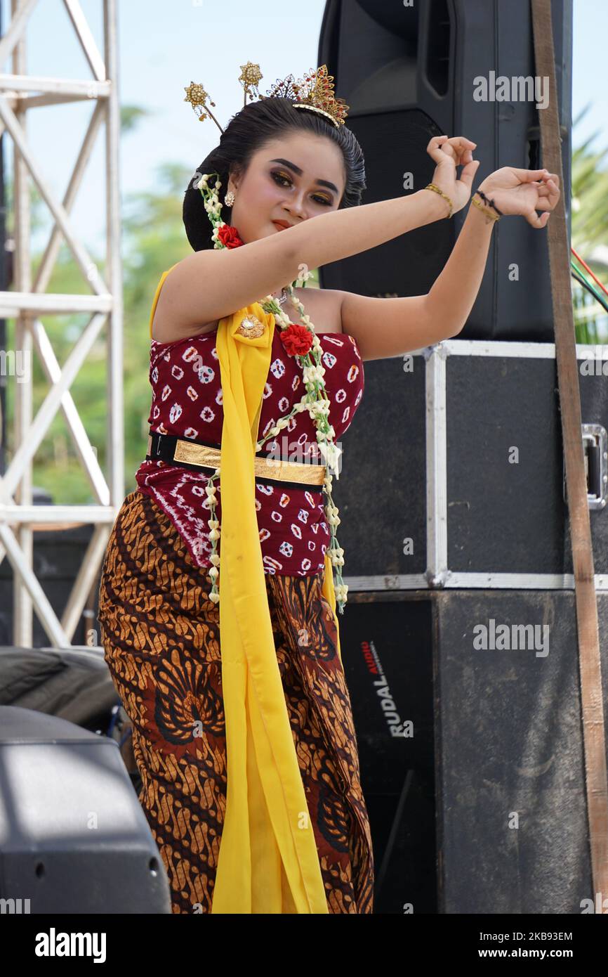 Javanese is Performing indonesian traditional dance Stock Photo - Alamy