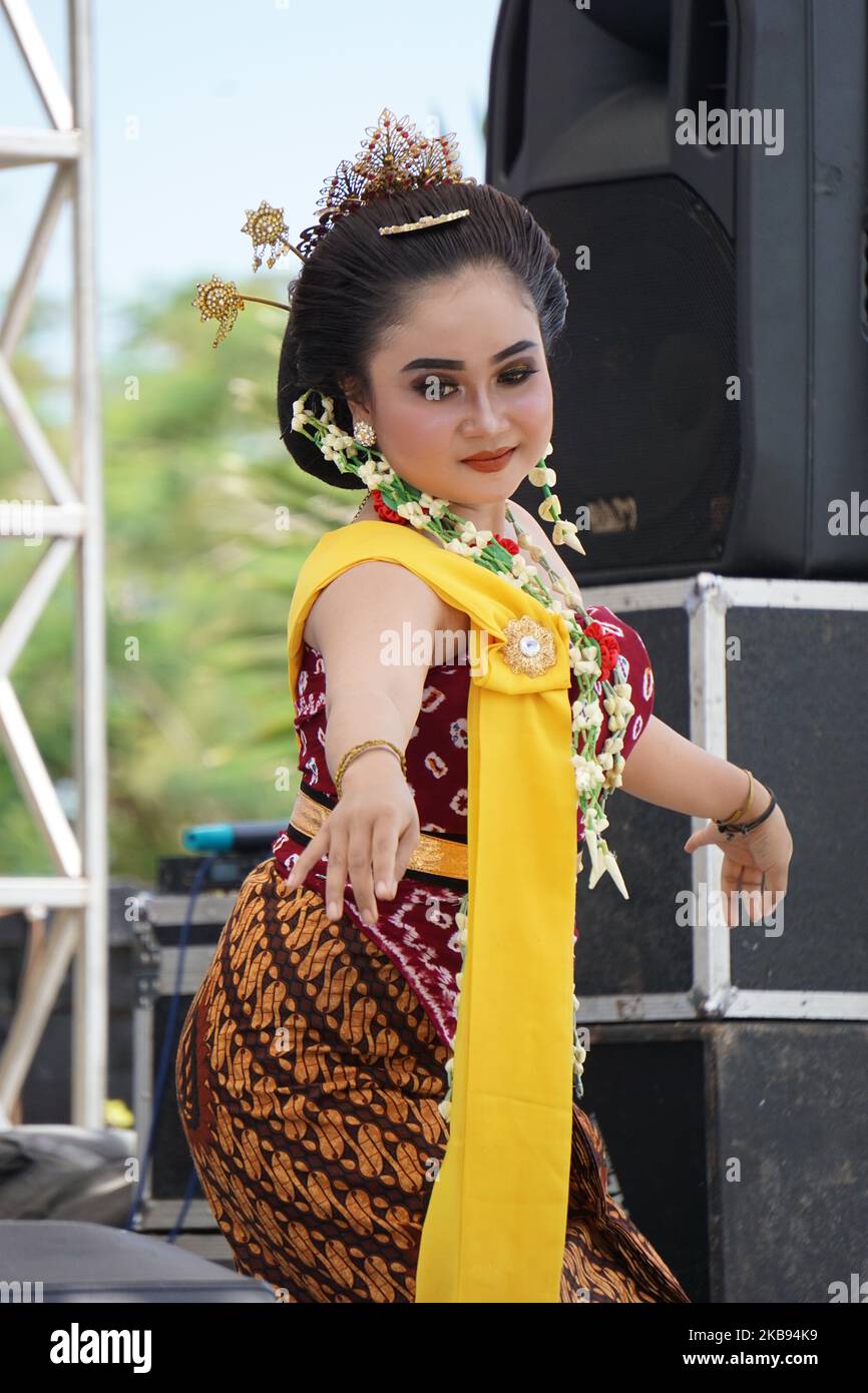 Javanese is Performing indonesian traditional dance Stock Photo - Alamy