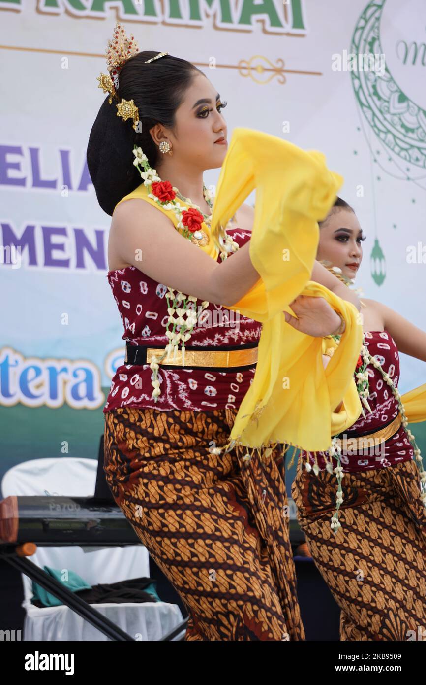 Javanese is Performing indonesian traditional dance Stock Photo - Alamy