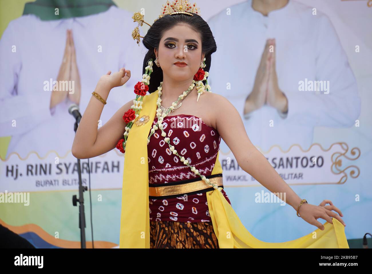 Javanese is Performing indonesian traditional dance Stock Photo - Alamy