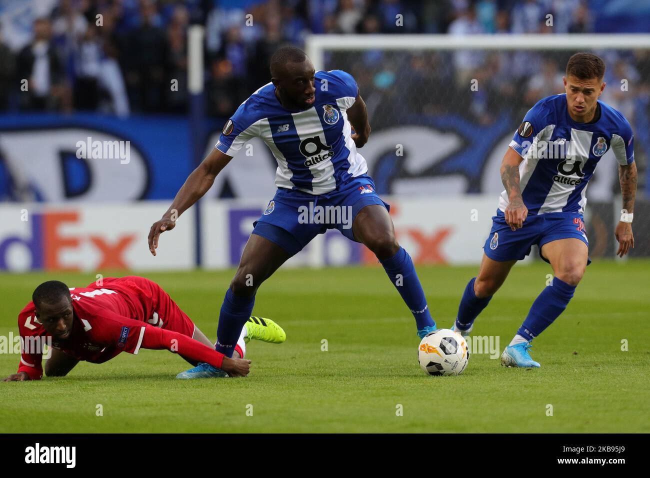 Porto’s Malian forward Moussa Marega (R) vies with Glen Kamara ...