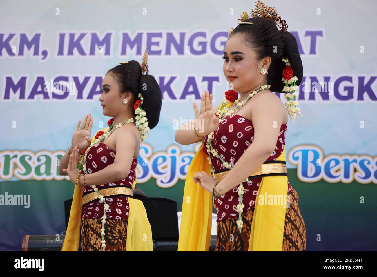 Javanese is Performing indonesian traditional dance Stock Photo - Alamy