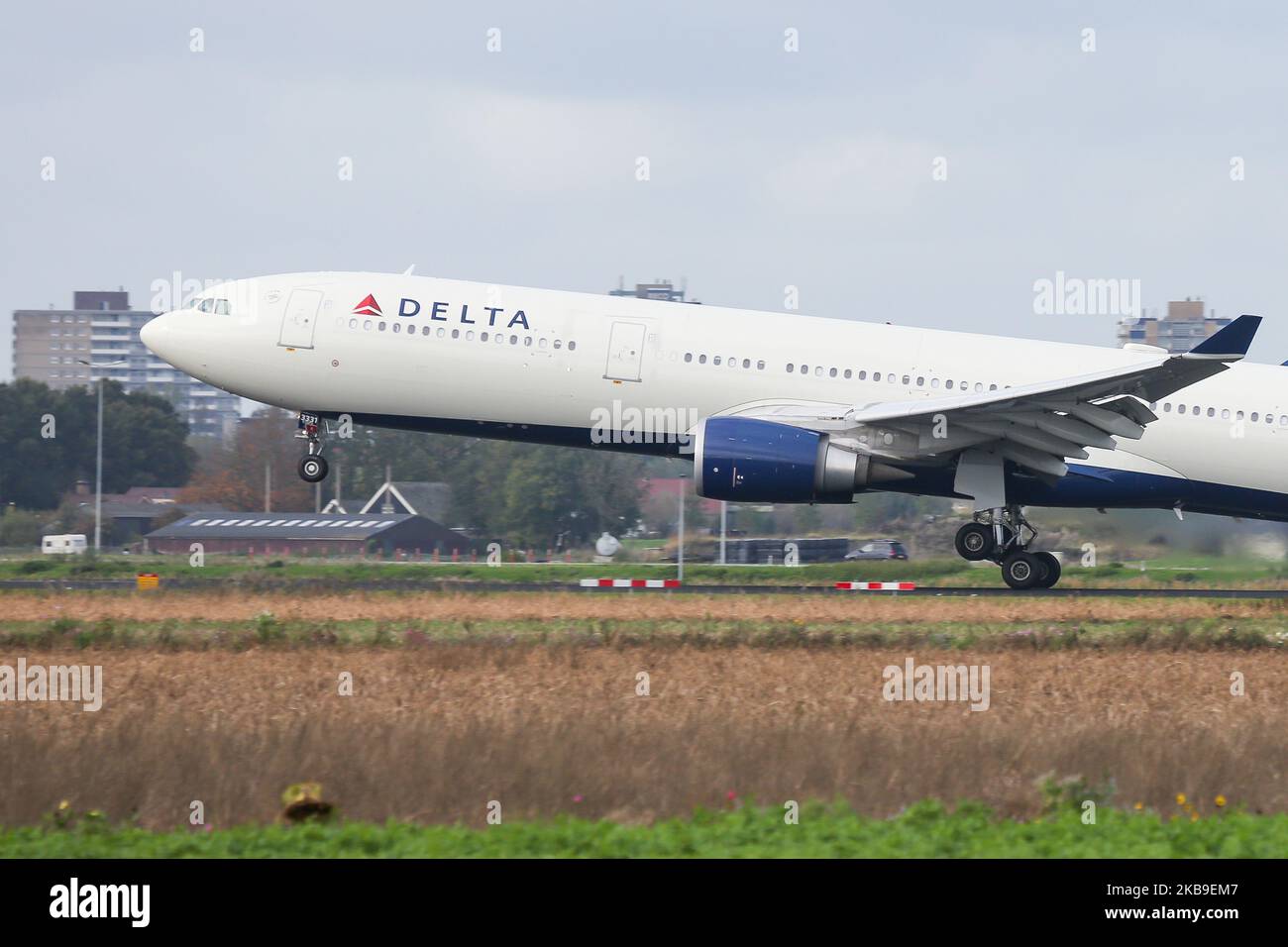 Cargo plane los angeles airport hi-res stock photography and images - Alamy