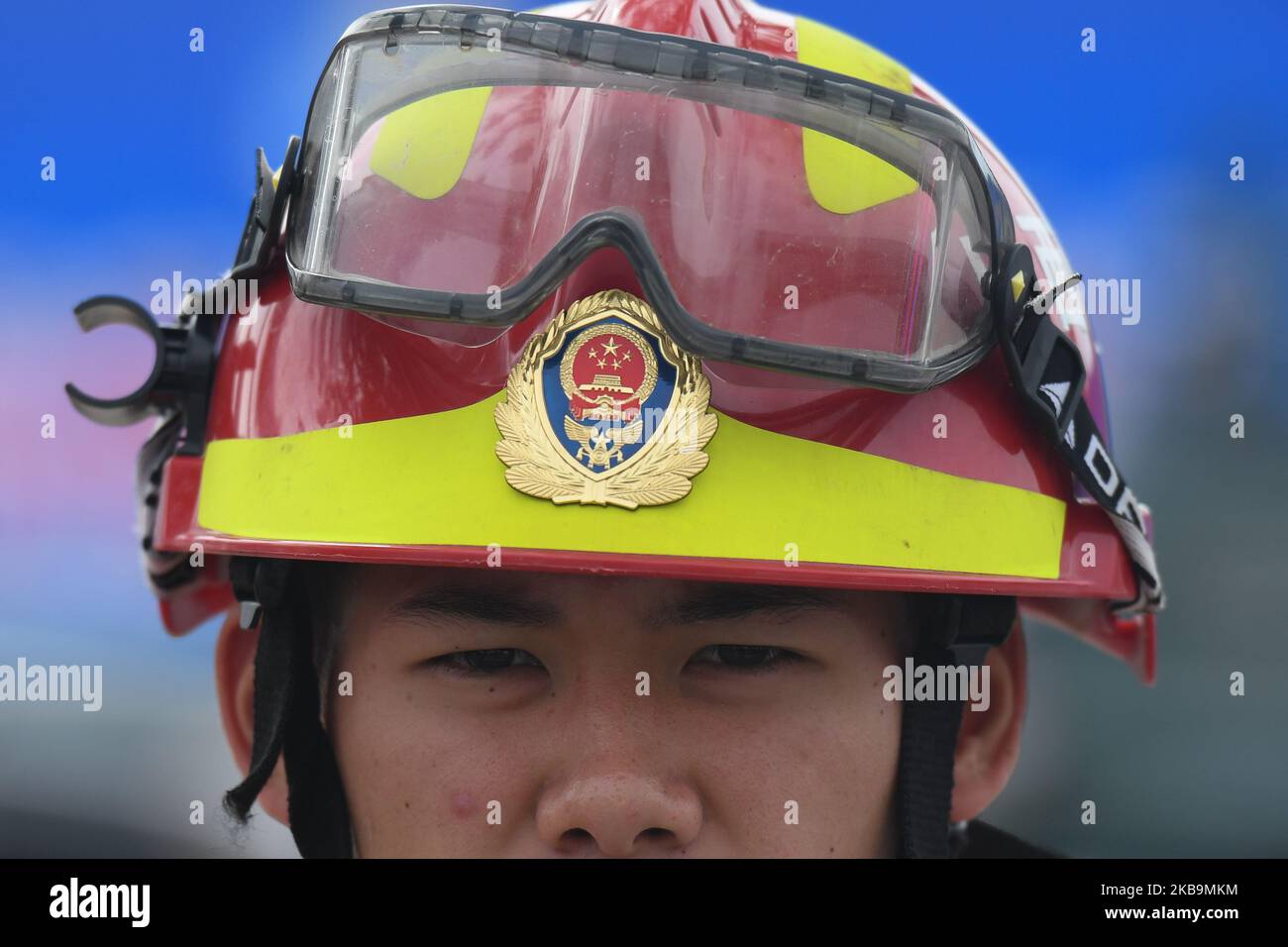 Fireman helmet logo hi-res stock photography and images - Alamy
