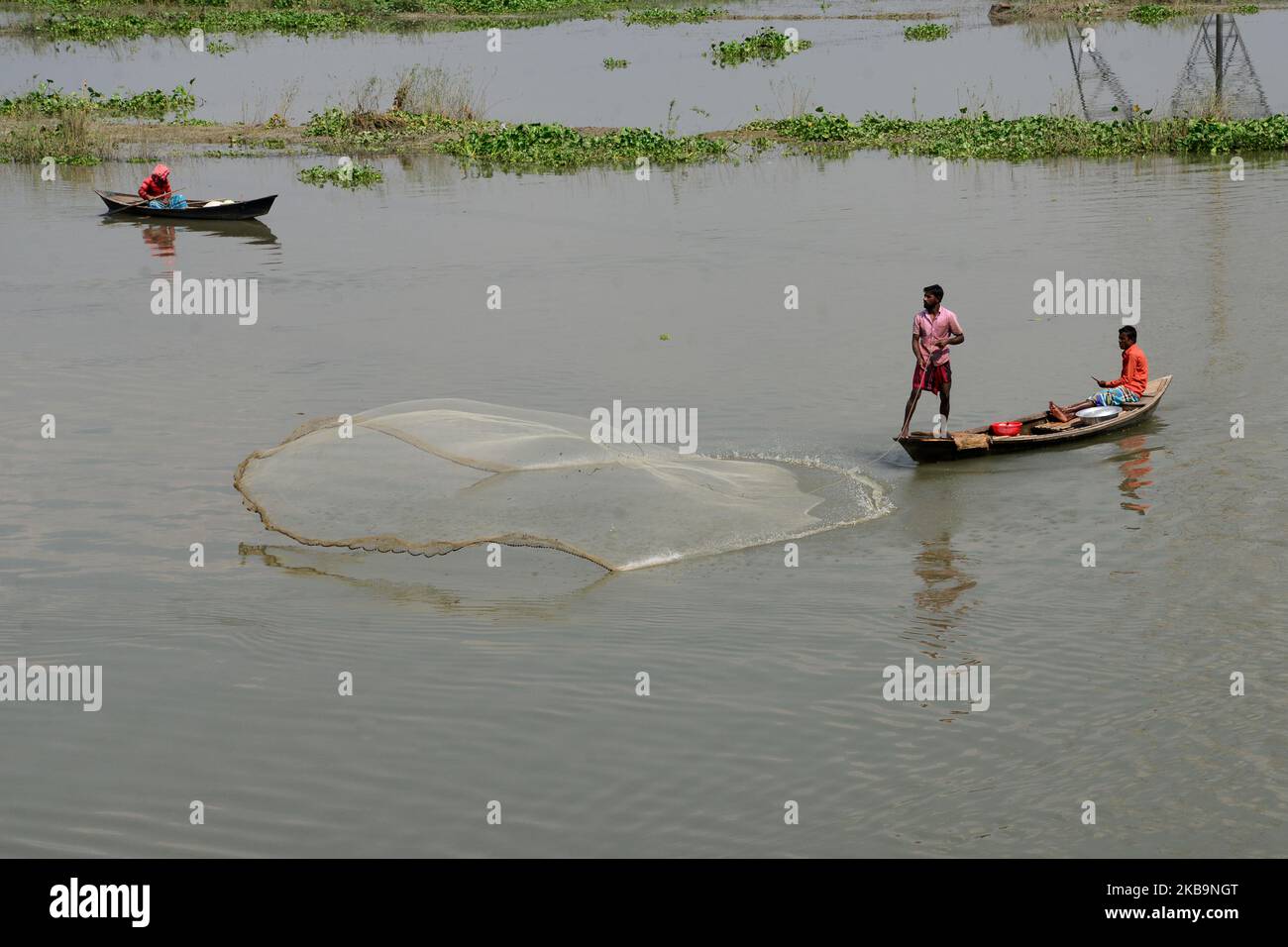 Bangladeshi fishermen fishing hi-res stock photography and images - Alamy