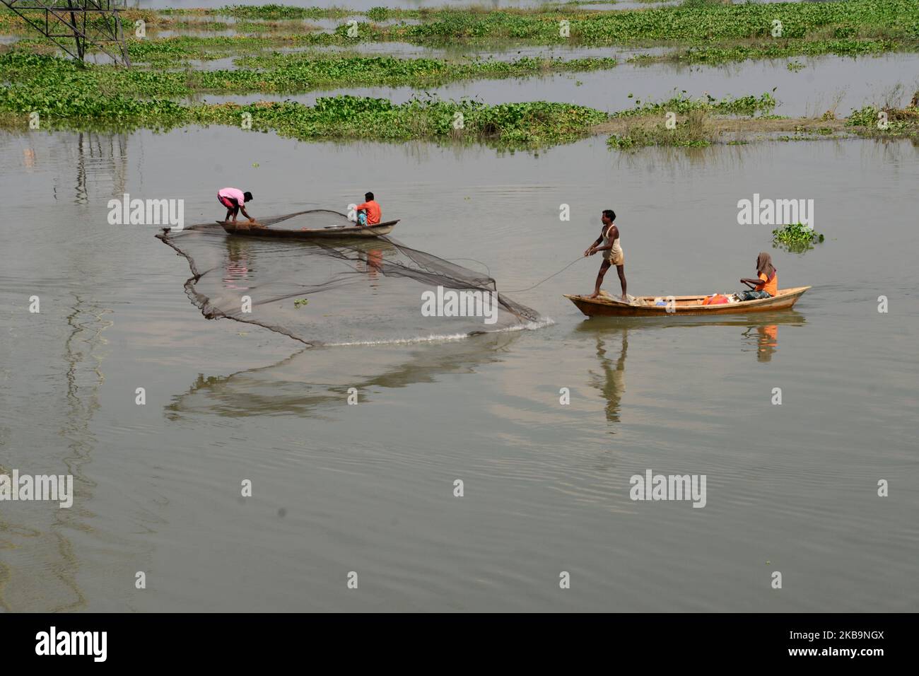 Bangladeshi fishermen fishing hi-res stock photography and images - Alamy