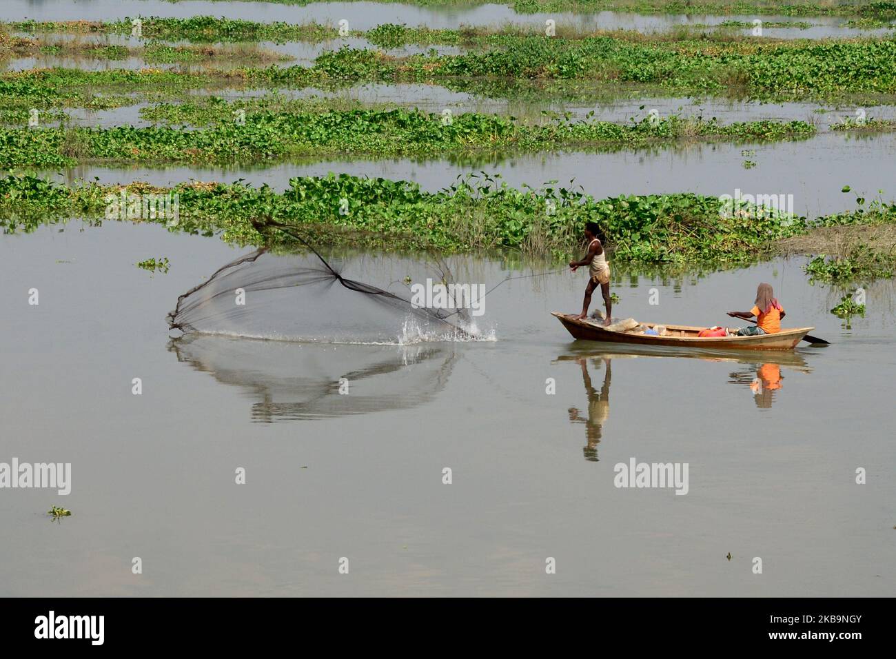 Bangladeshi fishermen fishing hi-res stock photography and images - Alamy