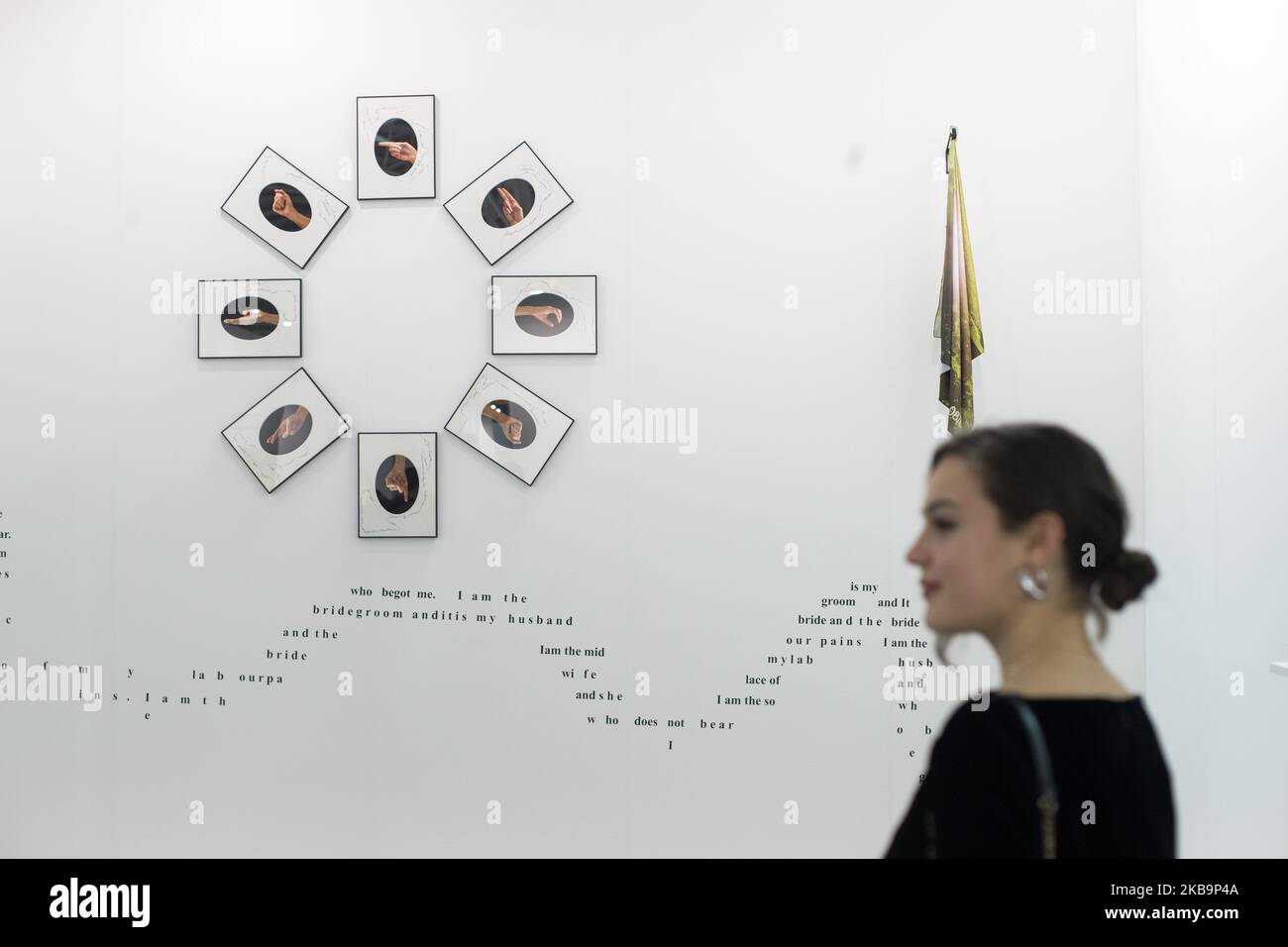 Visitors admire the work of the artists of the Rosa Santos (Valencia ...