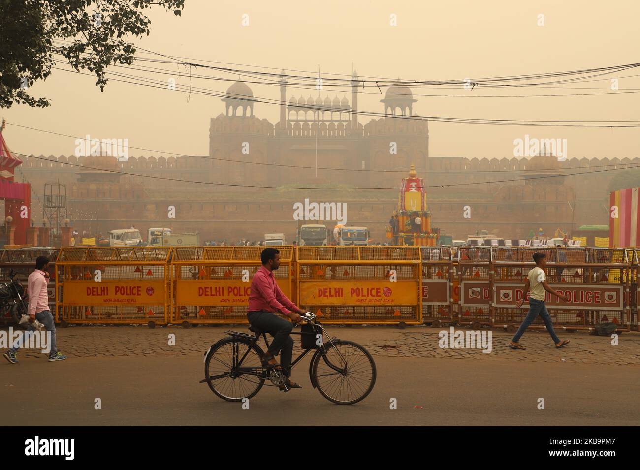 Delhi india red fort cyclist hi-res stock photography and images - Alamy