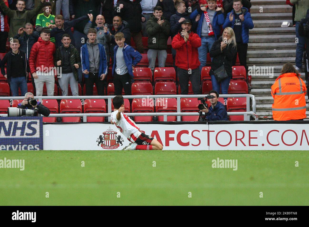 Sunderlands luke onien celebrates hi-res stock photography and images ...