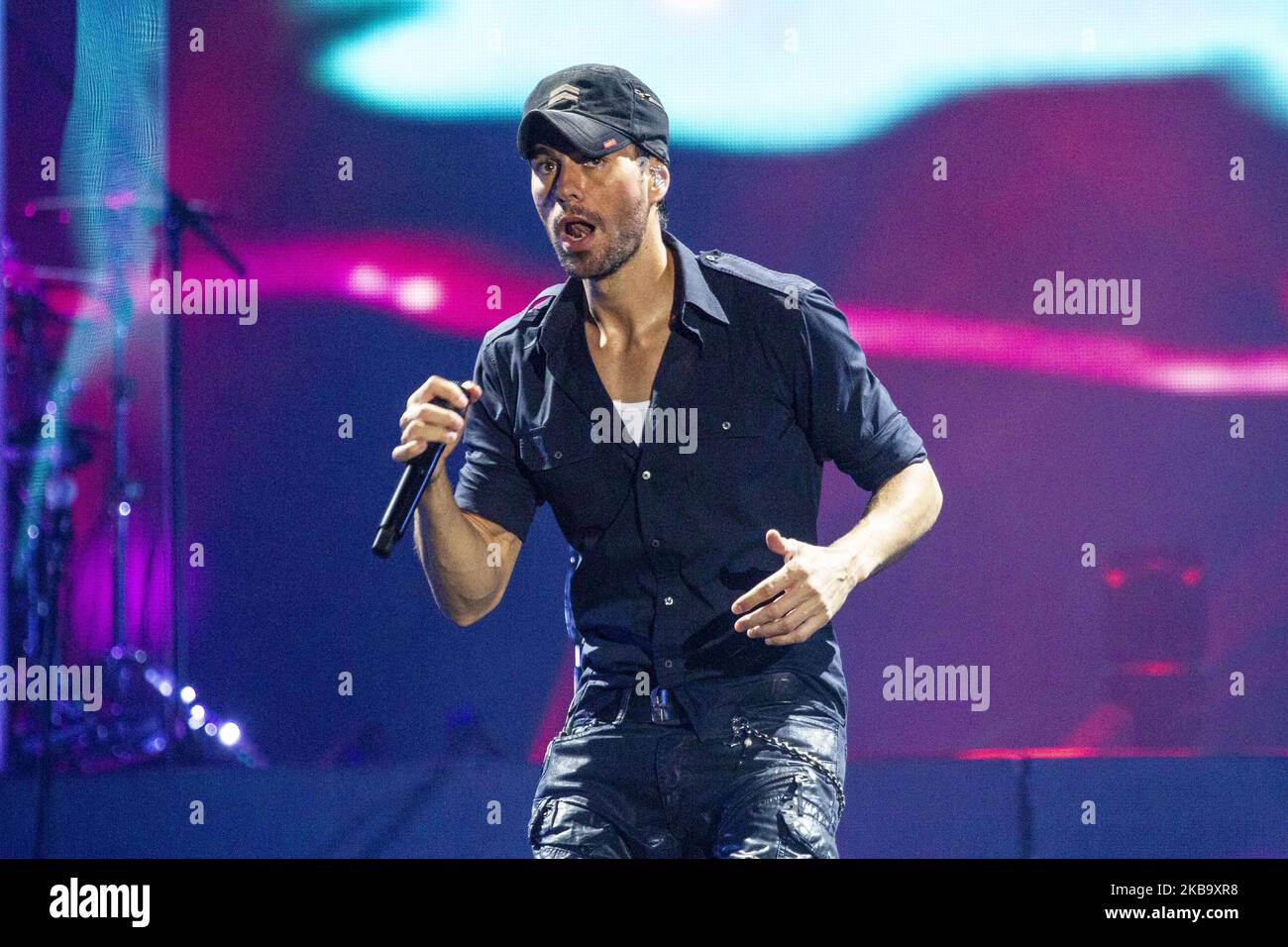 Enrique Iglesias Singing Live