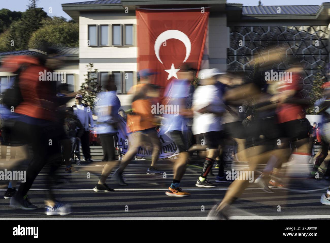 Atletes attend the world's only intercontinental marathon 'Vodafone ...