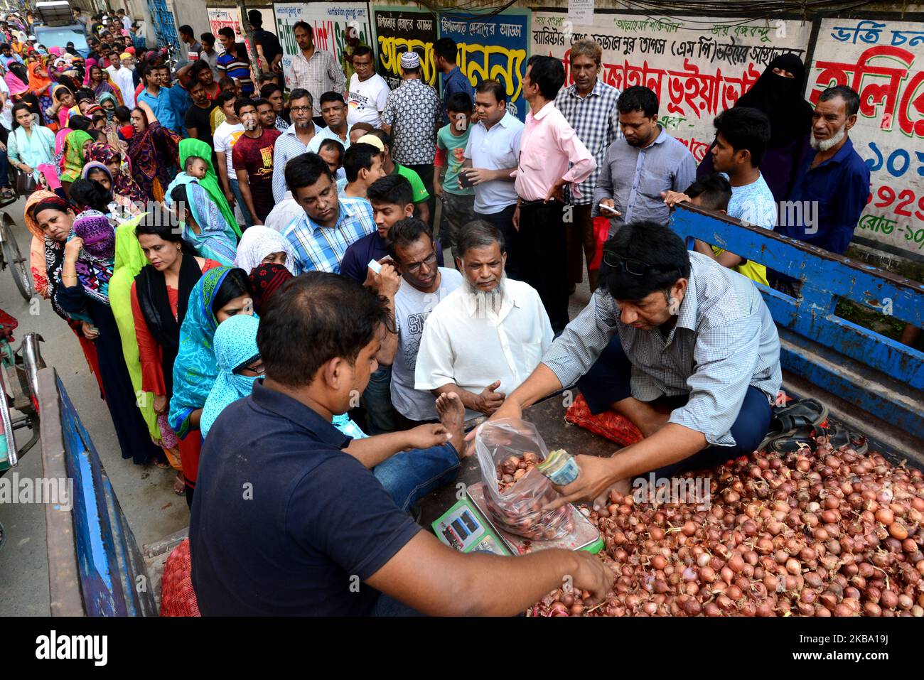 Onion prices hi-res stock photography and images - Alamy