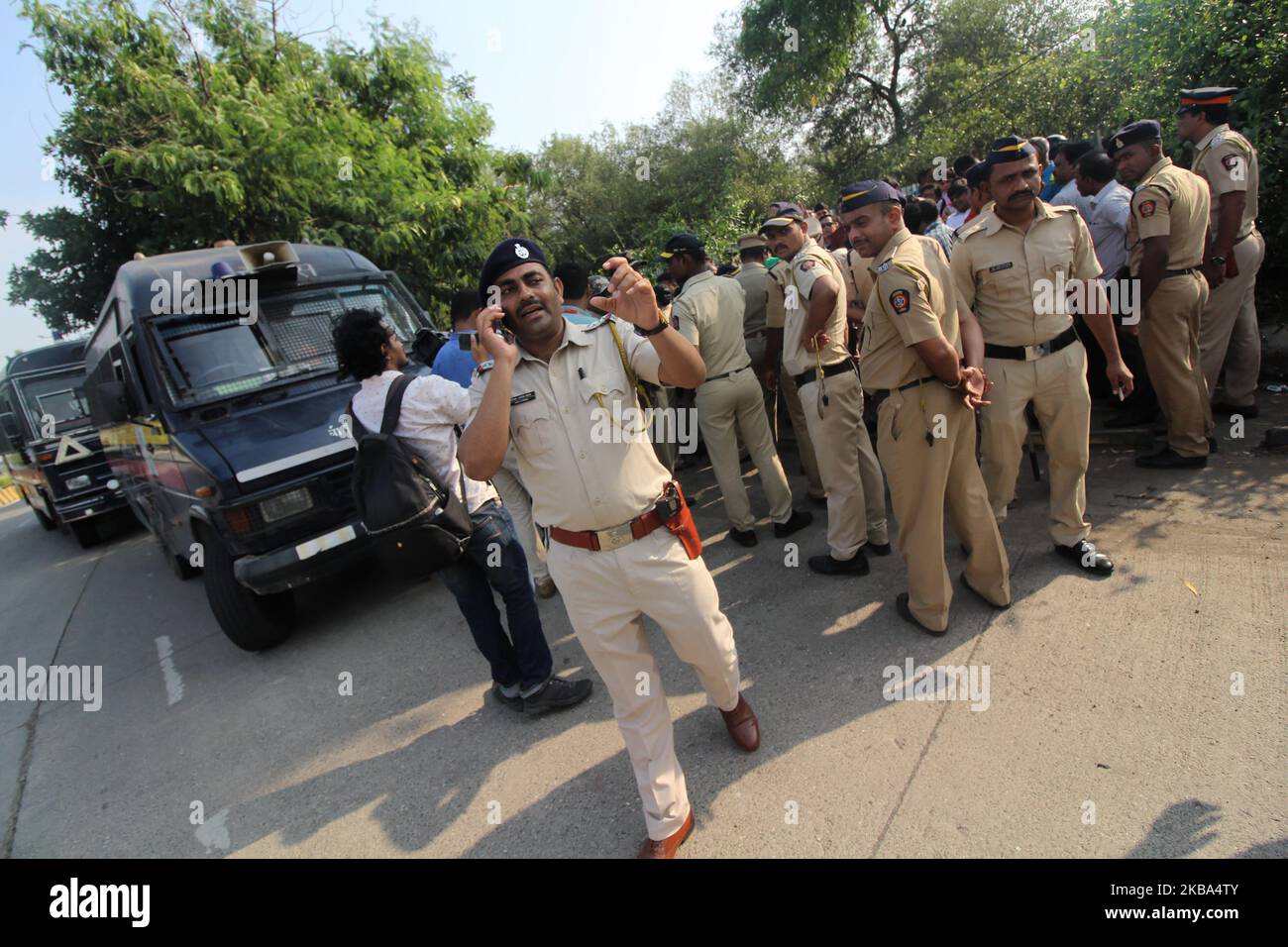 Report scam phone hi-res stock photography and images - Alamy