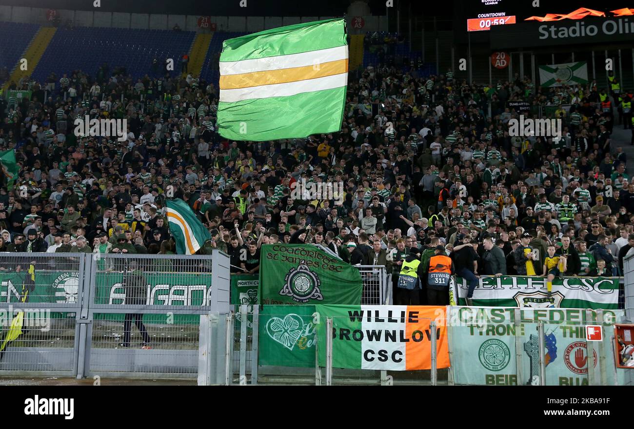 Large group pf people fans hi-res stock photography and images - Alamy