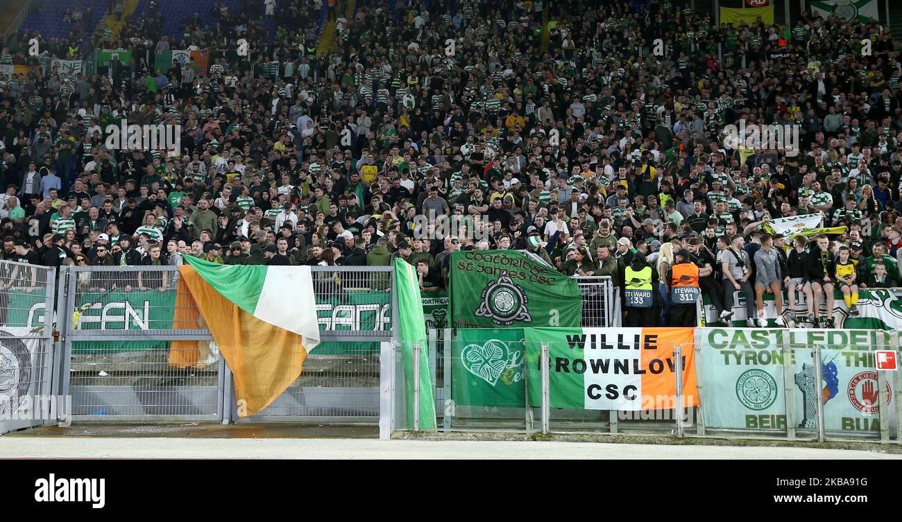 Large group pf people fans hi-res stock photography and images - Alamy