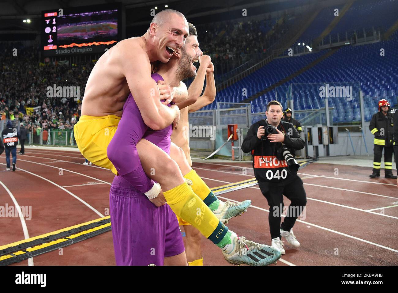 Scott Brown of Celtic and Fraser Forster of Celtic celebrate the ...
