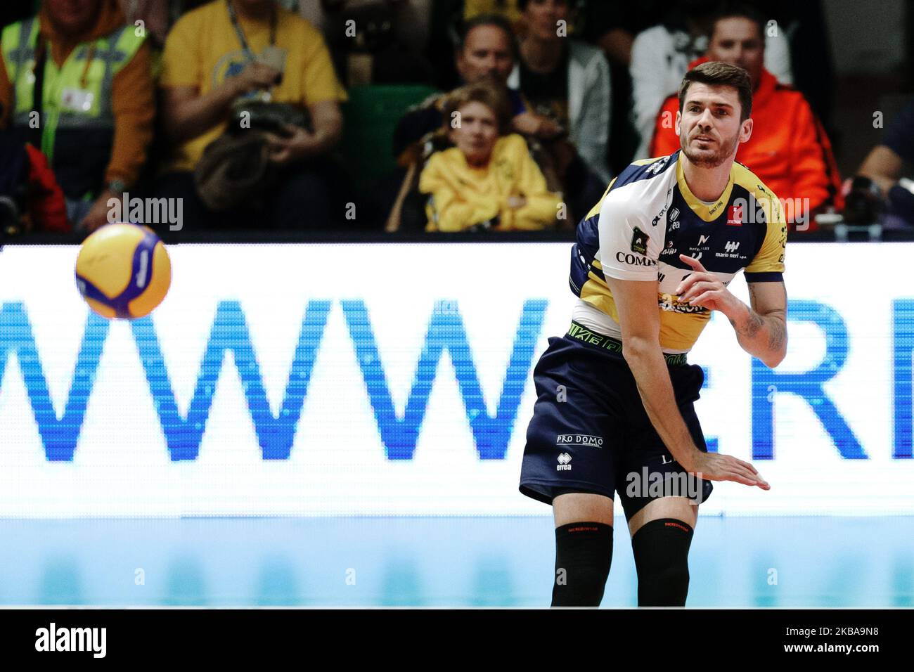 Leo shoes modena v globo banca popolare del frusinate sora hi-res stock ...