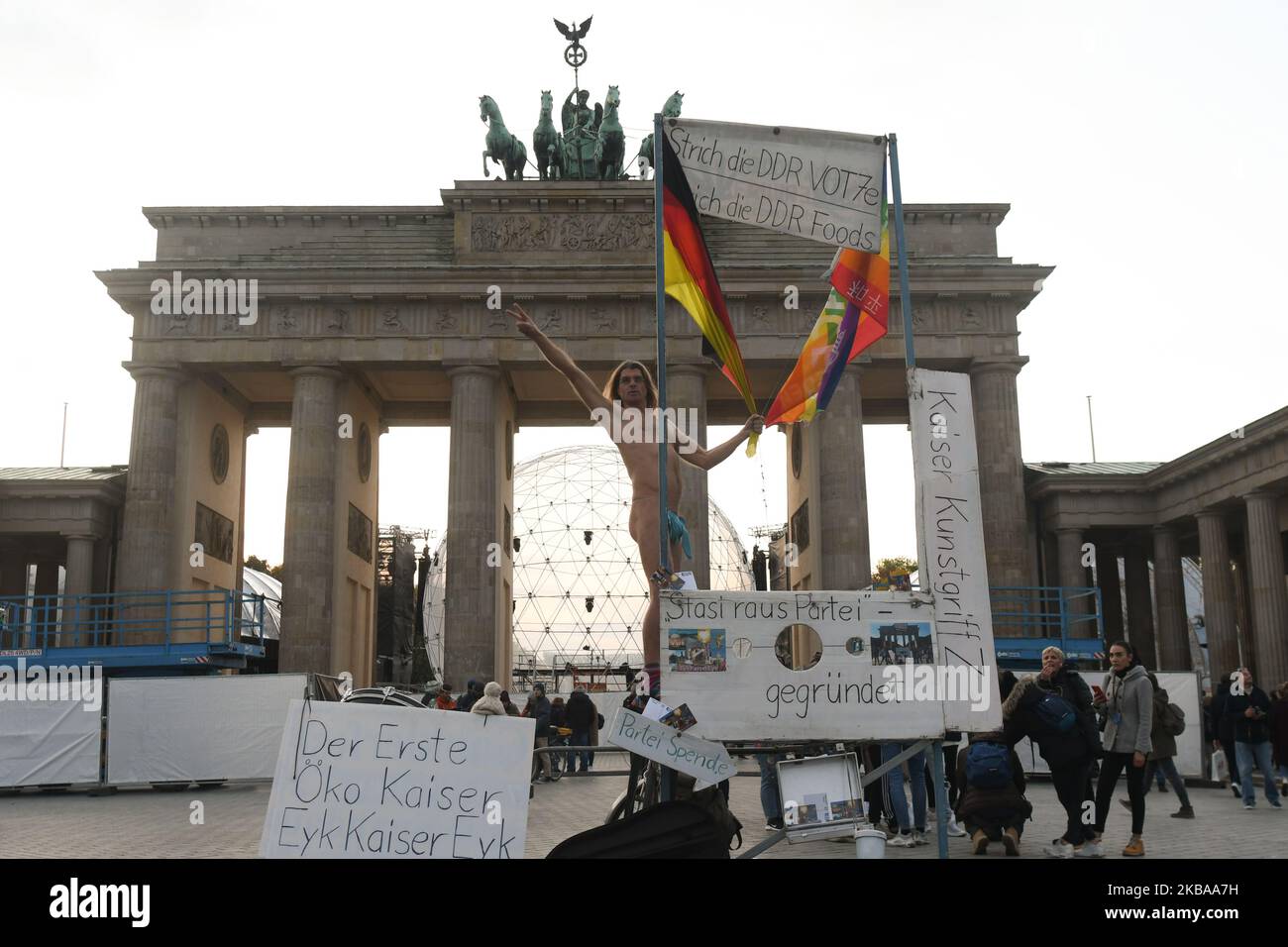 Checkpoint charlie berlin wall 1961 hi-res stock photography and images ...