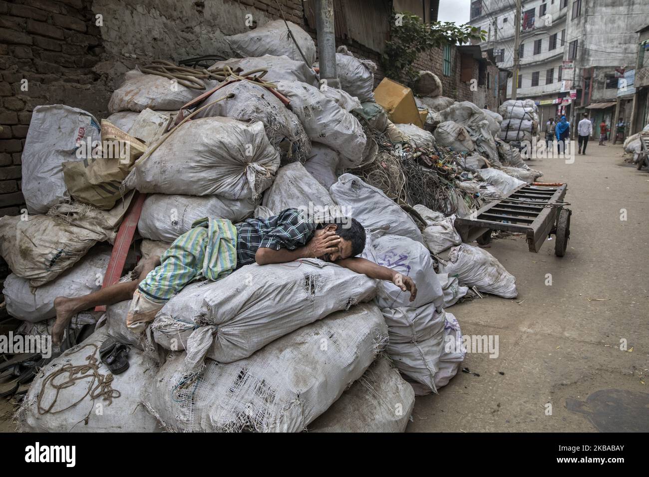 A labor sleep on street in Dhaka, Bangladesh on November 08, 2019 ...