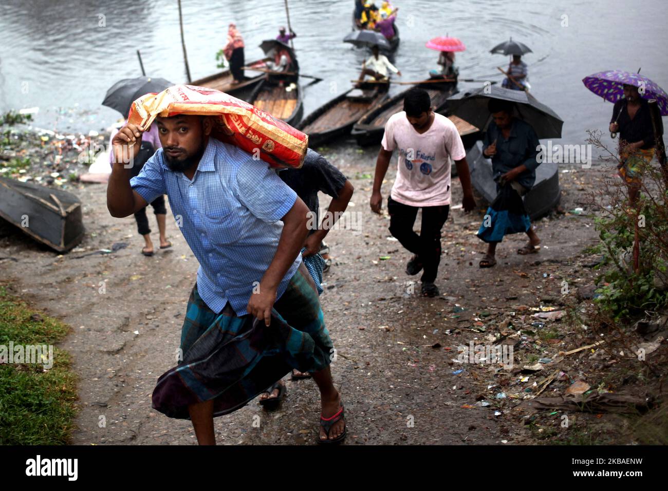People make their move in a light rain during cyclone Bulbul In Dhaka ...