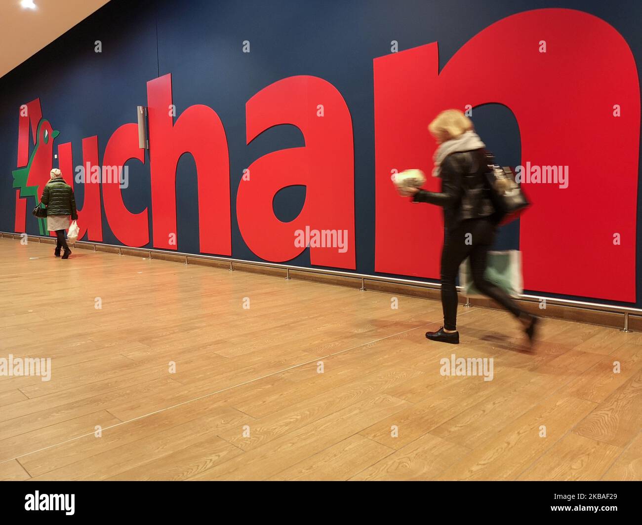 Shopping mall logo hi-res stock photography and images - Alamy