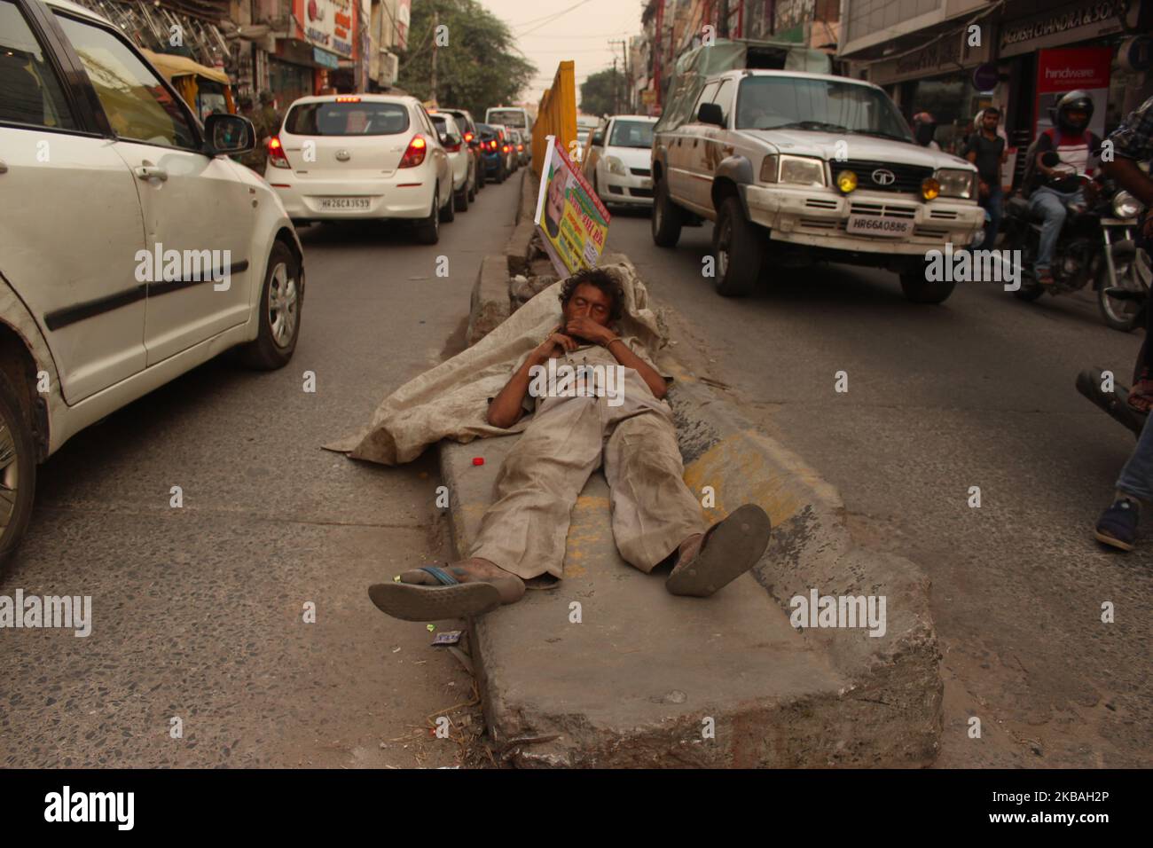 Road divider hi-res stock photography and images - Alamy
