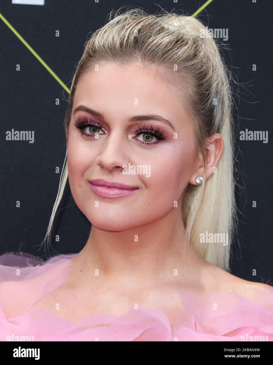 SANTA MONICA, LOS ANGELES, CALIFORNIA, USA - NOVEMBER 10: Singer Kelsea ...