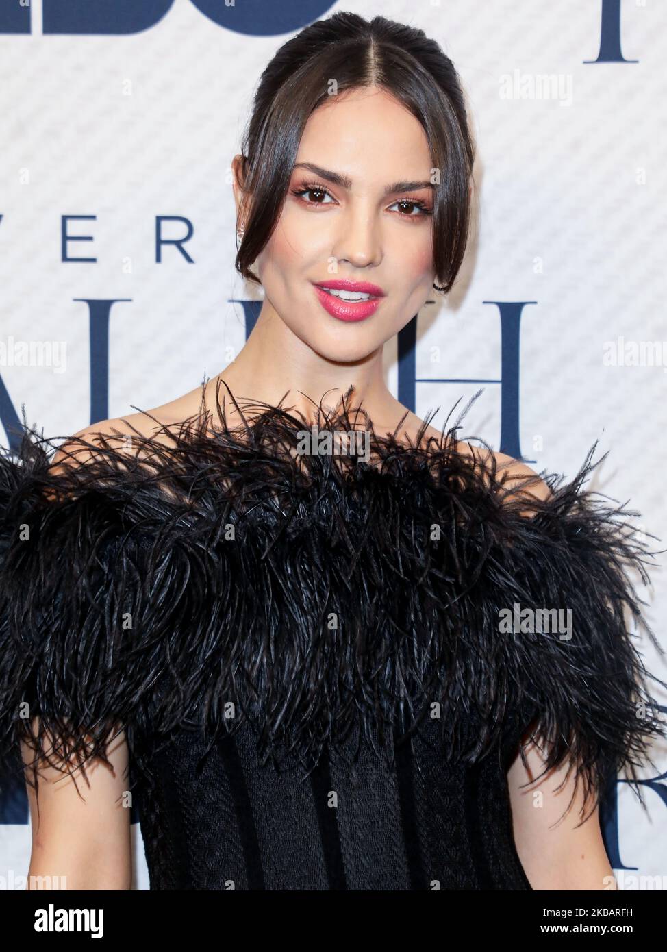 BEVERLY HILLS, LOS ANGELES, CALIFORNIA, USA - NOVEMBER 11: Actress Eiza ...