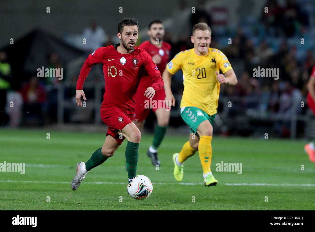Portugal's forward Bernardo Silva (L) vies with Lithuania's midfielder ...
