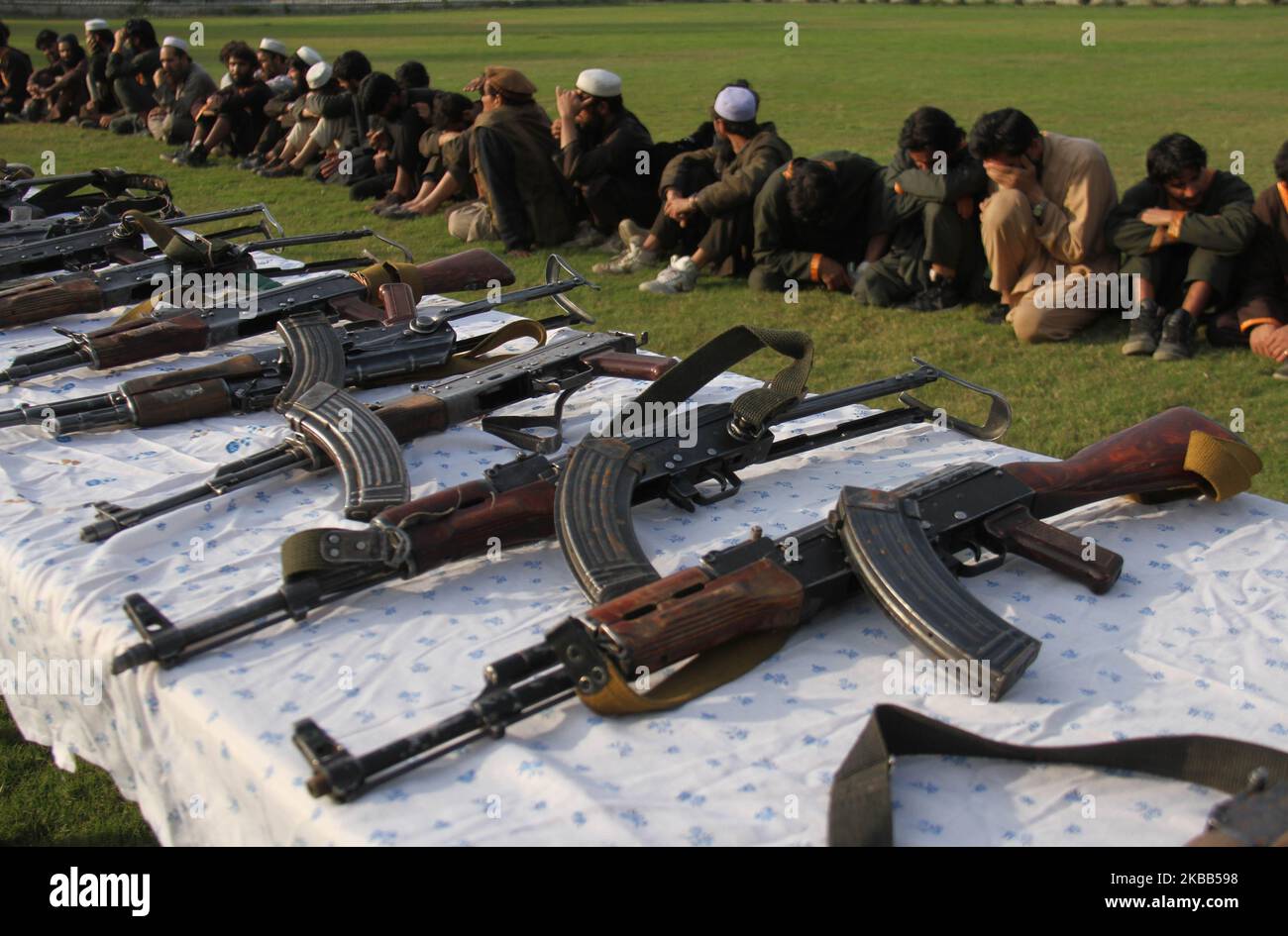 Women alongside soldiers hi-res stock photography and images - Alamy