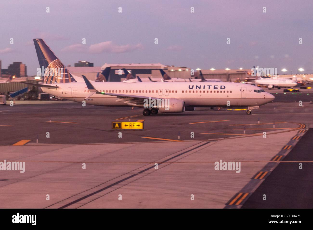 United airlines boeing 737 newark hi-res stock photography and images ...