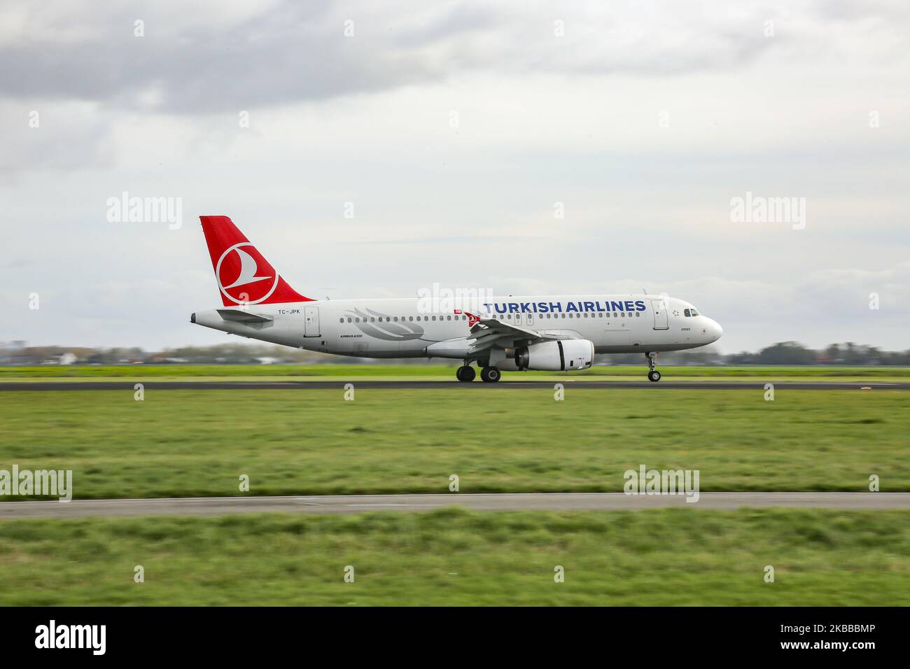 Turkish Airlines Airbus A320-200 aircraft as seen on final approach ...