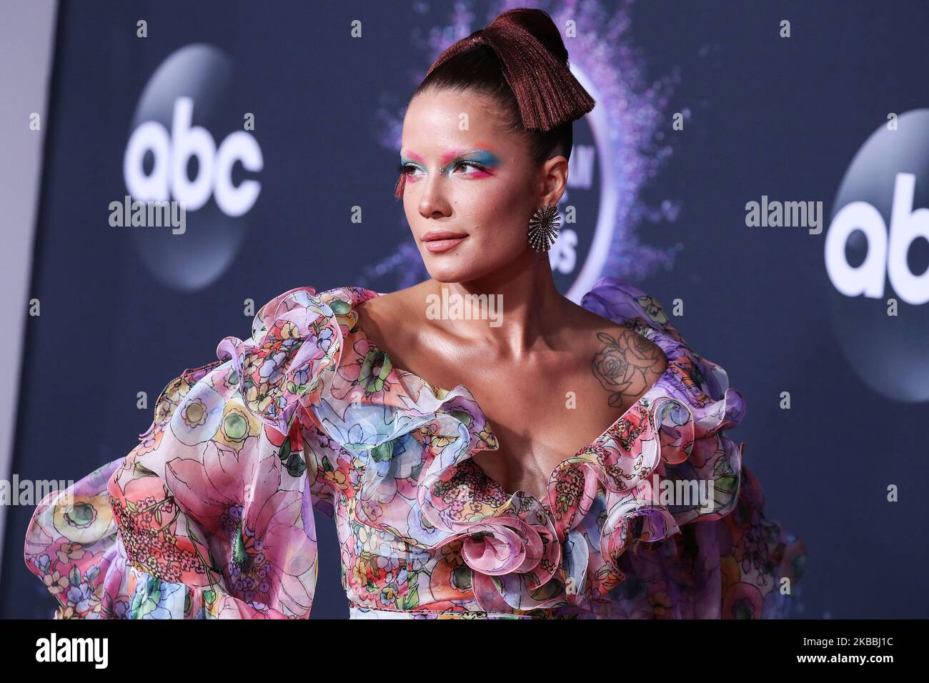 LOS ANGELES, CALIFORNIA, USA - NOVEMBER 24: Singer Halsey wearing a ...