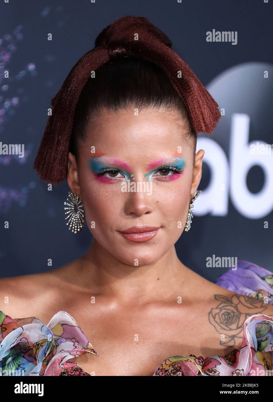 LOS ANGELES, CALIFORNIA, USA - NOVEMBER 24: Singer Halsey wearing a ...