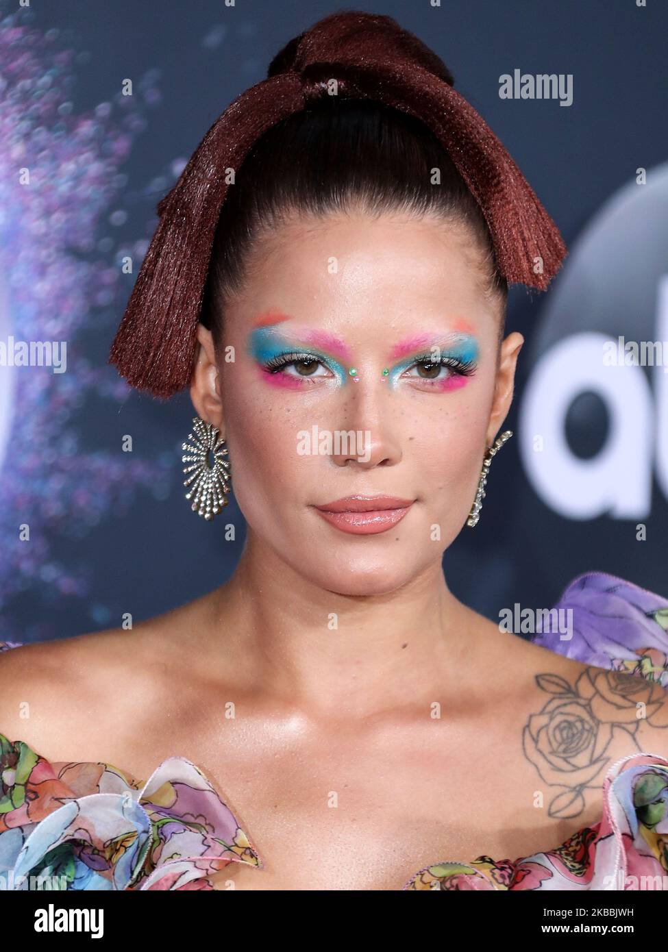 LOS ANGELES, CALIFORNIA, USA - NOVEMBER 24: Singer Halsey wearing a ...