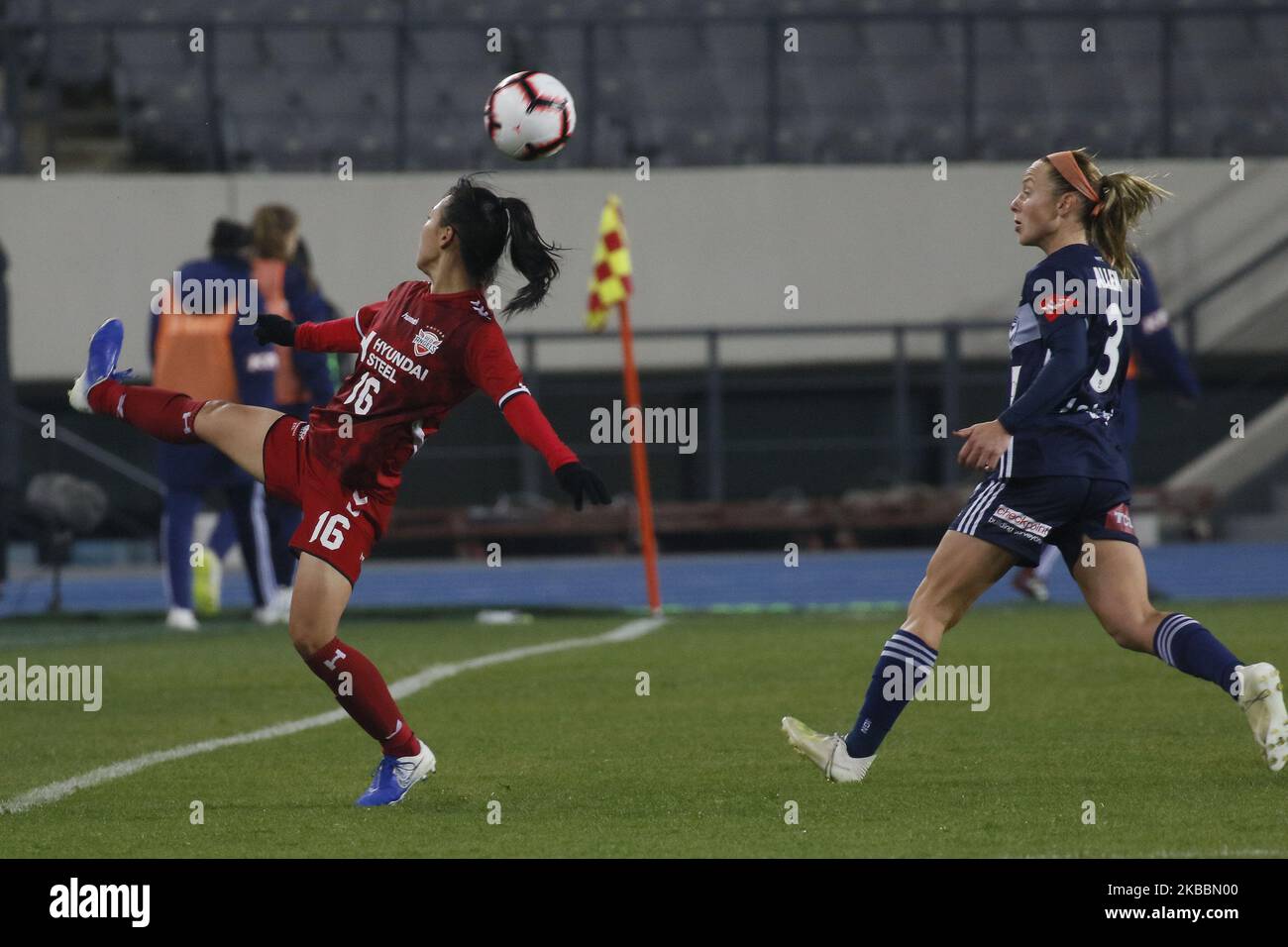 Teigen Allen of Melbourne Victory and Jang Selgi of Incheon Hyundai ...